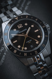Fíor 555 - GMT Watch (41mm) - Crimson Dawn (1st Edtn) – Nomadic